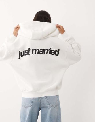 Six Stories hoodie zipp&eacute; coupe d&eacute;contract&eacute;e riche en coton blanc &laquo; Just Married &raquo;