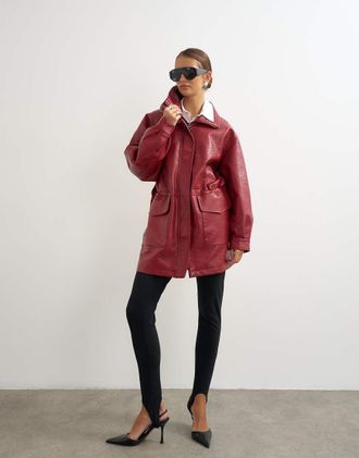 Topshop Jacke aus Kunstleder mit Taillenbetonung und Trichterkragen in Kirschrot-Schwarz