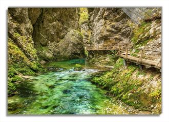 Wallario selbstklebendes Poster - Durch die Klamm, Aufkleber in Premiumqualit&auml;t, Klebefolie Gr&ouml;&szlig;e: 70 x 100 cm (Riesenposter)