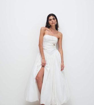 KAIIA Exclusive - Tr&auml;gerloses Maxikleid in Wei&szlig; mit volumin&ouml;sem Ballonsaum und hohem Schlitz