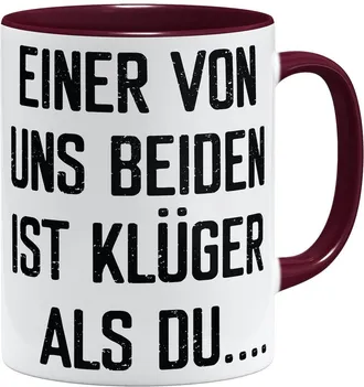 OM3 Einer von uns beiden ist klüger als Du... Tasse mit Spruch - Keramik Becher - 11oz 325ml - Beidseitig Bedruckt - Bordeaux