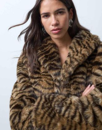 Asos Mantel im 80er-Jahre-Stil mit &uuml;berschnittenen Schultern, Oversize und Kunstpelz im Tigermuster-Braun