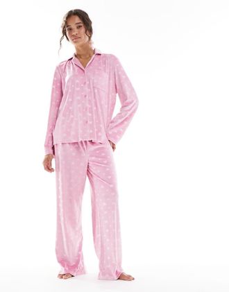 Loungeable Pyjama en velours &agrave; motif coeurs avec top &agrave; col &agrave; revers et pantalon ample - Rose