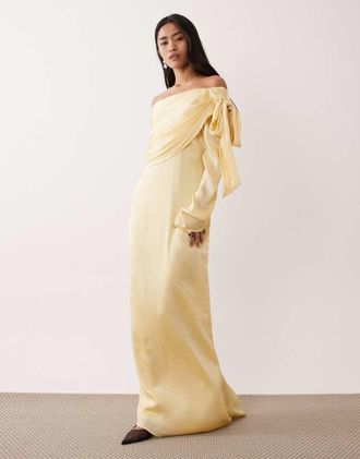 Pretty Lavish Robe longue asym&eacute;trique en satin avec noeud - Citron-Jaune