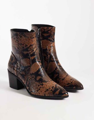 Asos Stiefel mit Absatz und Rei&szlig;verschluss im Schlangenprint-Braun
