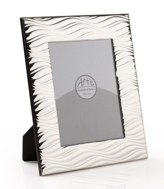 Arte 18 x 24 Bilderrahmen aus Silber mit Rückseite aus Holz, AG-Stempel, Made in Italy. Der Rahmen hat einen Anlaufschutz 2063/18x24BIL