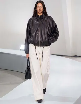 NA-KD veste en imitation cuir marron &agrave; cordon de serrage