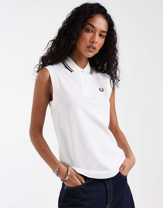 Fred Perry Polo sans manches &agrave; double liser&eacute; bleu marine et rouge - Blanc