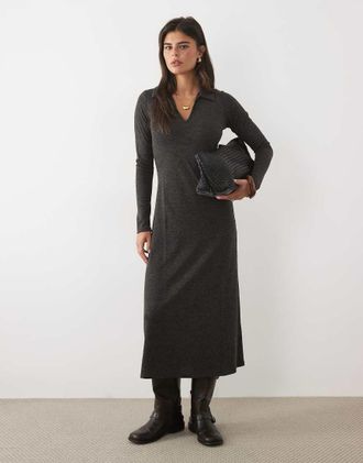 Nobody's Child geripptes Jersey-Maxikleid mit weichem Kragen in Anthrazit-Grau