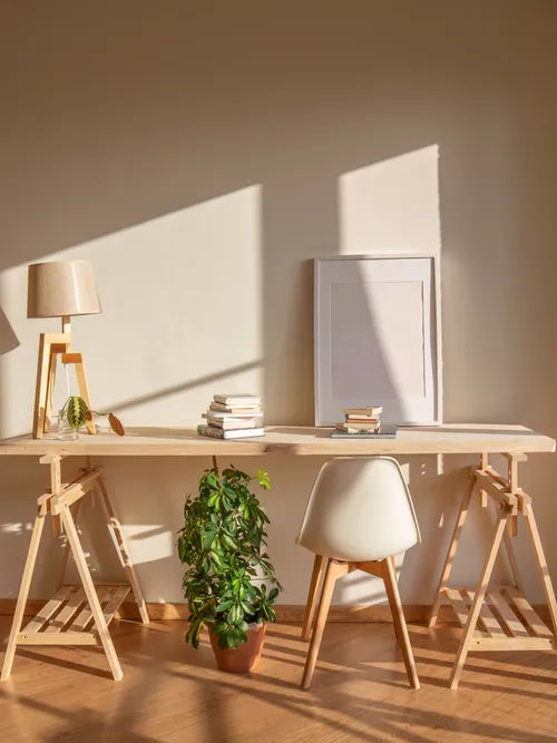 Arbeitsplatz im Wohnzimmer der nach Feng Shui eingerichtet ist