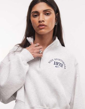 Nike Studio Fleece Oversize Varsity Quarter-Zip in Hellgrau
