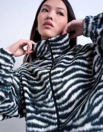 Topshop Veste polaire zipp&eacute;e en imitation peau de mouton &agrave; z&eacute;brures - Noir et blanc