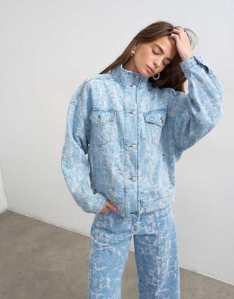 Topshop Veste en jean d&eacute;lav&eacute;e effet ultra us&eacute; avec col chemin&eacute;e et ourlet &eacute;lastique-Bleu