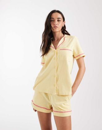 Chelsea Peers Pyjama in Gelb mit Time for a Nap-Stickerei, aus kurz&auml;rmligem Hemd mit Knopfleiste und Shorts-Rosa