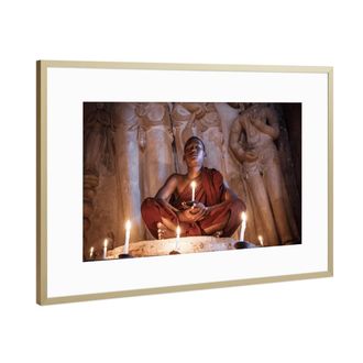 artboxONE Poster mit Rahmen Gold 30x20 cm Betender M&ouml;nch von Die Welt Tanzt Farben - gerahmtes Poster