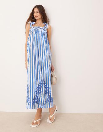 Vero Moda Robe babydoll longue &agrave; rayures avec bretelles nou&eacute;es et broderies fleuries de qualit&eacute; sup&eacute;rieure - Bleu