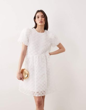 Vero Moda Mini-H&auml;ngerkleid in Gardenia-Wei&szlig; mit 3D-Rosenstruktur