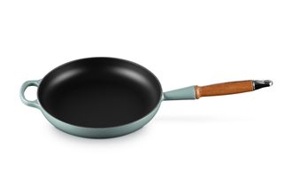 LE CREUSET Emaillierte Gusseisenpfanne mit Alpenholzgriff, 26 cm, Meersalz