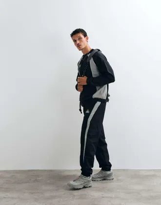 Umbro Pantalon de surv&ecirc;tement d&eacute;contract&eacute; - Noir