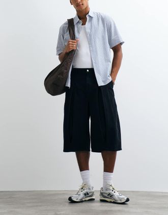 Reclaimed Vintage Oversize-Jort aus schwarzem Denim