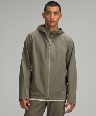 lululemon City-to-Hike Wasserdichte Jacke f&uuml;r M&auml;nner - Gr&ouml;&szlig;e 2XL in Army Green