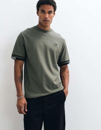 Fred Perry Kurzarm-Piqu&eacute;-T-Shirt mit Logo und kontrastierten &Auml;rmelb&uuml;ndchen in Khaki-Gr&uuml;n