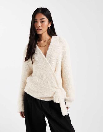 Miss Selfridge Wickel-Strickpullover in Creme mit Schleifendetail-Gelb
