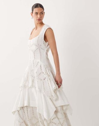 Asos Robe longue brod&eacute;e avec jupe &eacute;tag&eacute;e - Blanc