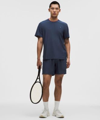 lululemon Short de tennis ray&eacute;e pour Hommes - 18 cm - Bleu - Taille XL