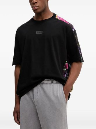 Versace Jeans Couture Gemustertes T-Shirt mit Logo-Schild - Schwarz