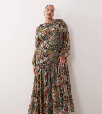 Asos Curve ASOS DESIGN Curve - Robe longue en mousseline &agrave; fleurs avec encolure bateau et godets - Noir-Multicolore