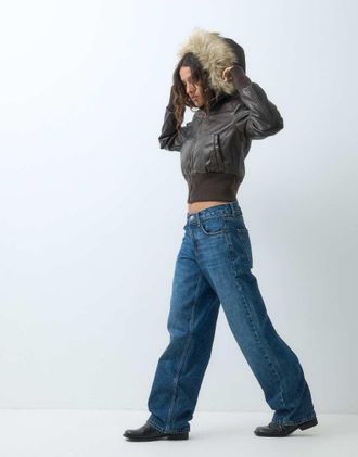 Hollister 2000er Cropped-Jacke aus Kunstleder mit Wattierung und Kapuze mit Kunstfell in Braun