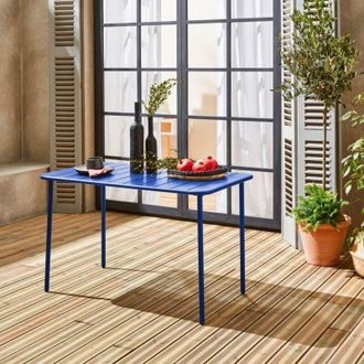Sweeek Table de jardin m&eacute;tal 4 places. bleu &eacute;lectrique. Amelia. 120x70cm. traitement antirouille. lattes et bords arrondis