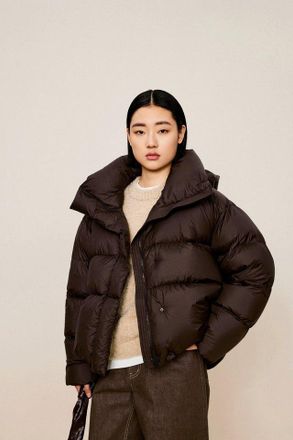 Less Daunenjacke Damen elegante Daunenjacke mit abnehmbarer Kapuze in Braun