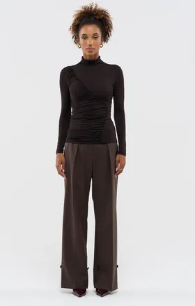 Benu Braune geraffte Rollkragenbluse