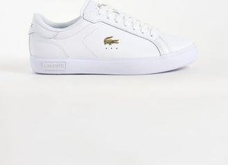 Lacoste Powercourt Sneaker mit goldfarbenen Details in Wei&szlig;