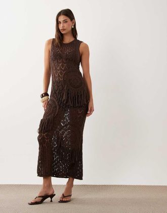 Asos Maxikleid mit H&auml;kel-Patchwork, offenem Strickmuster und Fransen in Schokobraun