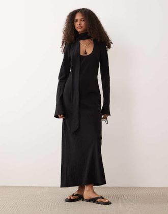 Asos robe longue &agrave; manches longues en tissu technique &agrave; encolure ronde avec &eacute;charpe noire