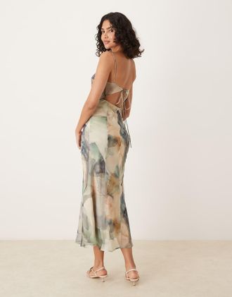 Asos Robe longueur mollet coupée en biais en mousseline avec empiècements en tulle et imprimé aquarelle - Bleu ton sur ton-Multicolore