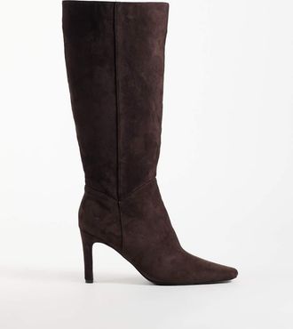 Public Desire Pose kniehohe Stiefel mit Absatz in Schokobraun aus Velourslederimitat