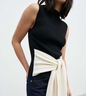 Pretty Lavish &Auml;rmelloses Oberteil in Schwarz aus Rippstrick mit kontrastierendem Schn&uuml;rdetail an der Taille-Bunt