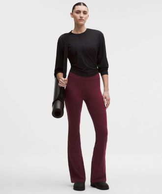lululemon Groove Hose mit ausgestelltem Bein und hohem Bund aus Nulu Normale L&auml;nge f&uuml;r Frauen - Gr&ouml;&szlig;e 10 in Burgundy Bay