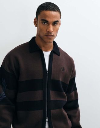Fred Perry Strickjacke mit Rei&szlig;verschluss und Streifen-Logo-Grafik in Dunkelbraun