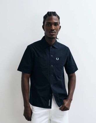 Fred Perry locker geschnittenes kurz&auml;rmeliges Baumwollhemd in Marineblau