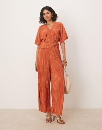 Asos Kurzärmliger, plissierter Jumpsuit in Rostrot mit tiefem Ausschnitt und gewickelter Taille-Orange