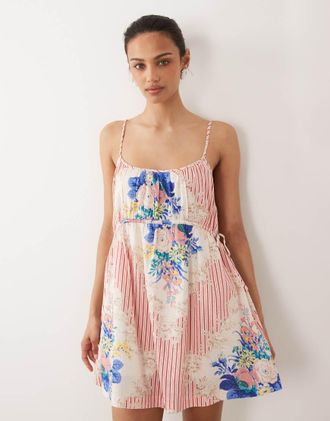 Abercrombie & Fitch Gerafftes Minikleid mit integrierten Shorts und floralem Streifenmuster-Mehrfarbig