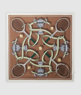 Lacoste Foulard Elderton, Collection D&eacute;fil&eacute; AH25