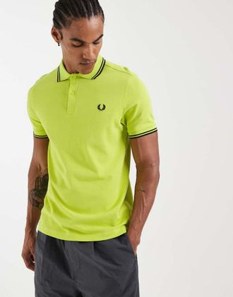 Fred Perry Polohemd in Gelb mit zwei schwarzen Zierstreifen-Gr&uuml;n