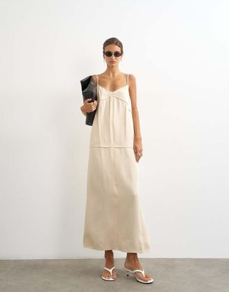 Topshop robe longue en satin &agrave; fines bretelles double &eacute;paisseur avec d&eacute;tails de coutures, coloris pierre-Neutre