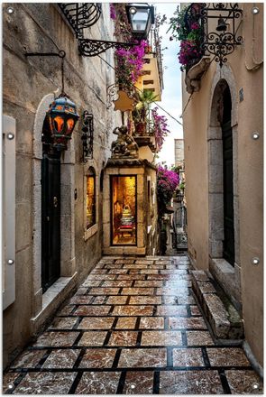 Wallario Outdoor-Poster f&uuml;r Garten oder Balkon Altstadtgasse im Regen, Motivbanner Gr&ouml;&szlig;e: ca. 100 x 150 cm, Outdoor-Bild